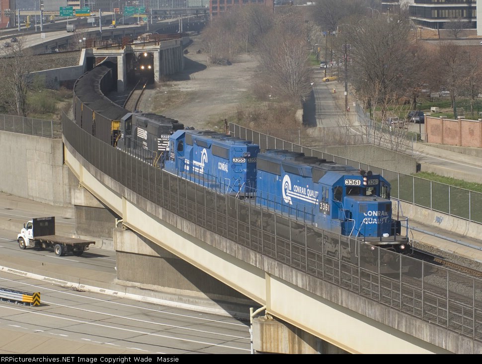 NS 538 and C39 passing Federal Street